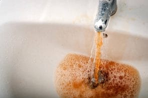 Plomberie Lalonde | L'eau jaunâtre ou rouillée, qu'est-ce que ça signifie?